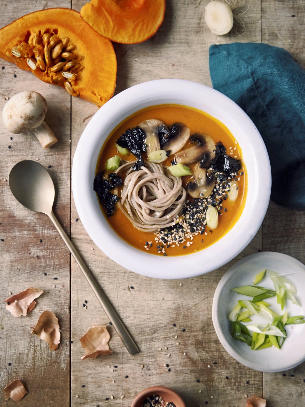 Bouillon miso à la courge, nouilles soba et champignons | Recette Cuisine
