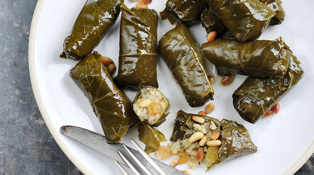 Feuilles de vignes farcies au riz, pignons et raisins secs | Recette ...
