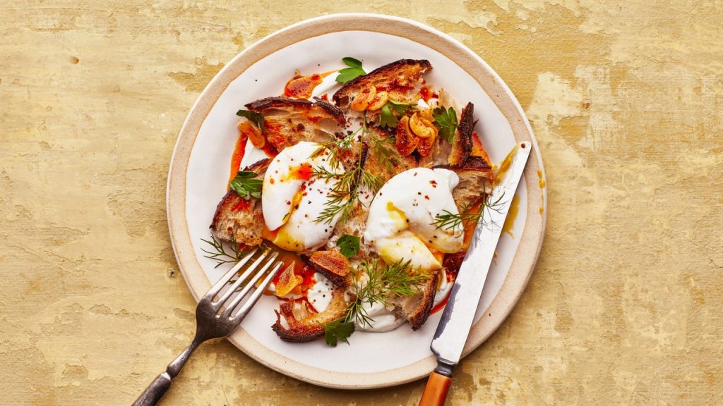 Œufs pochés à la turque avec chips d’ail au beurre noisette | Recette ...