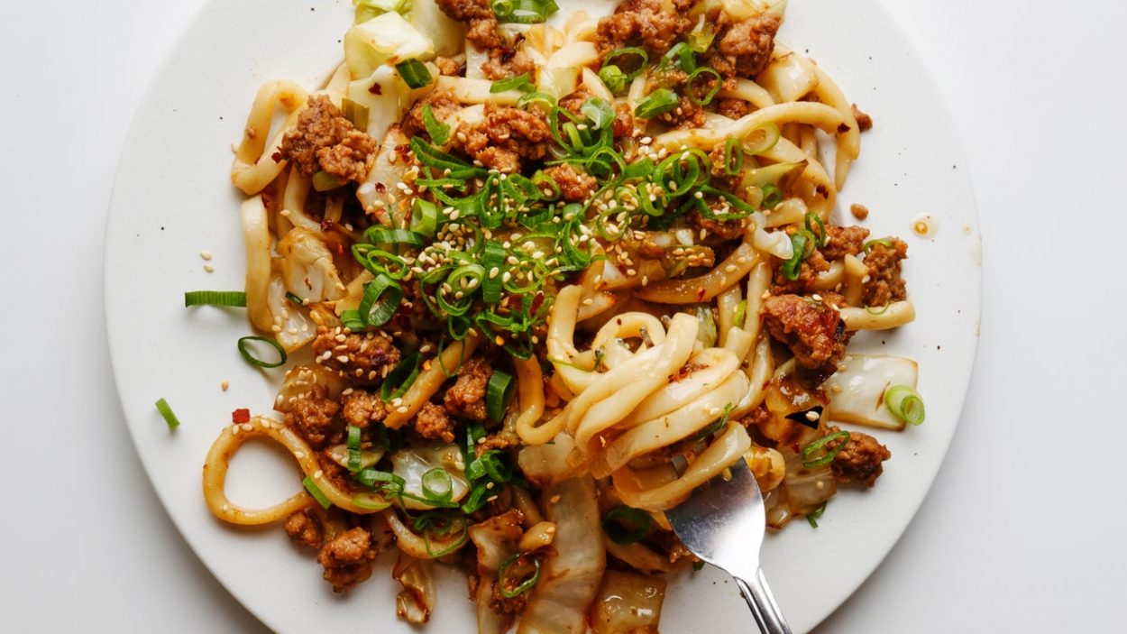 Udon sauté au porc et aux oignons verts | Recette Cuisine