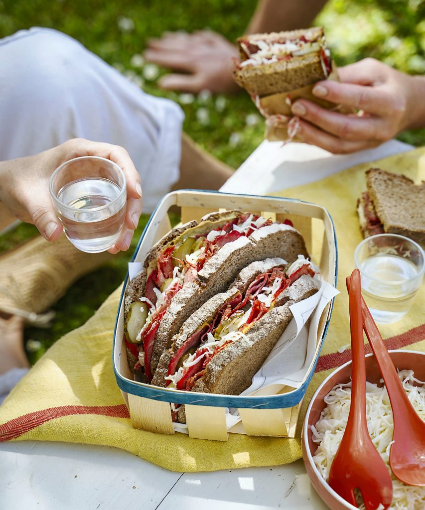 Sandwich Reiben au pain de seigle, pastrami et chou croquant | Recette ...