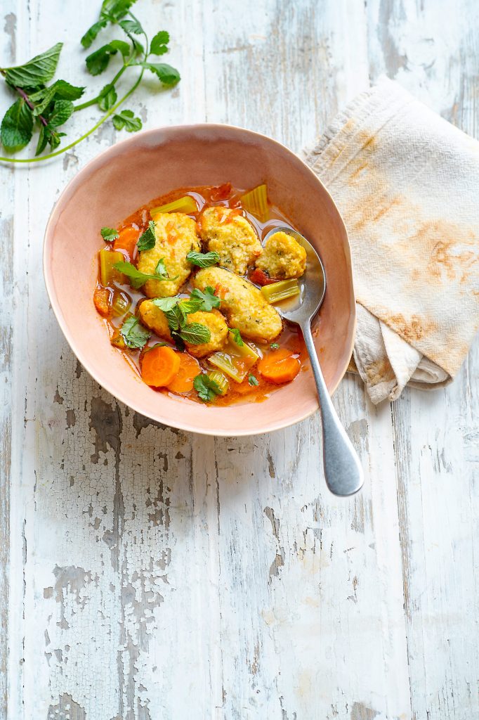 Tikourbabine : boulettes de semoule en sauce, aux légumes (recette ...