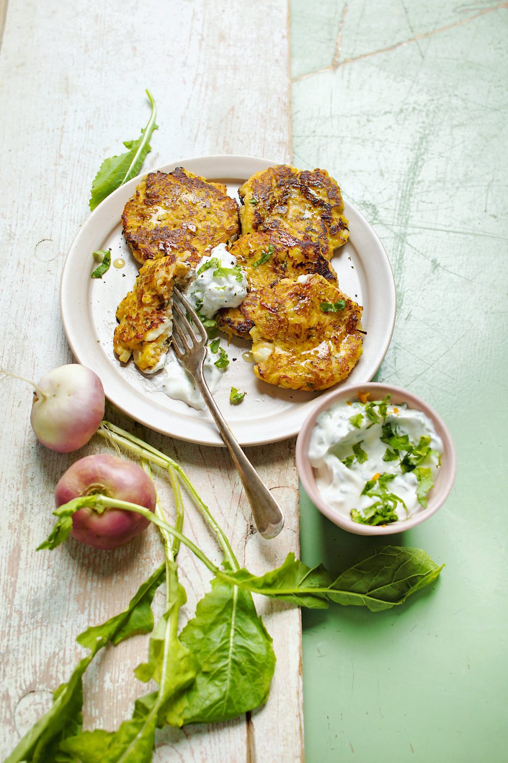 Galettes moelleuses de patate douce et fromage à la poêle, sauce yaourt ...